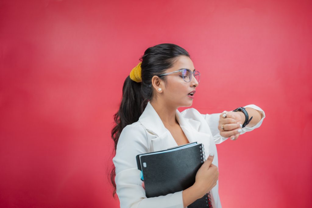 A working woman reading time - PixaHive