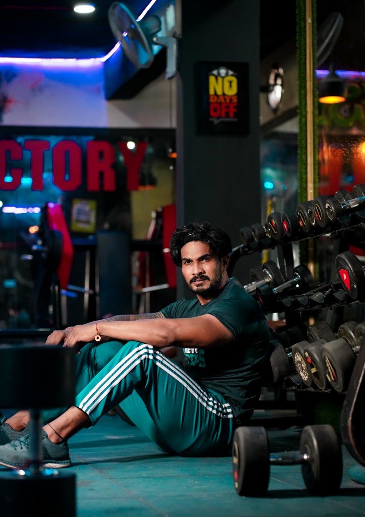 Bodybuilder in sitting pose - PixaHive