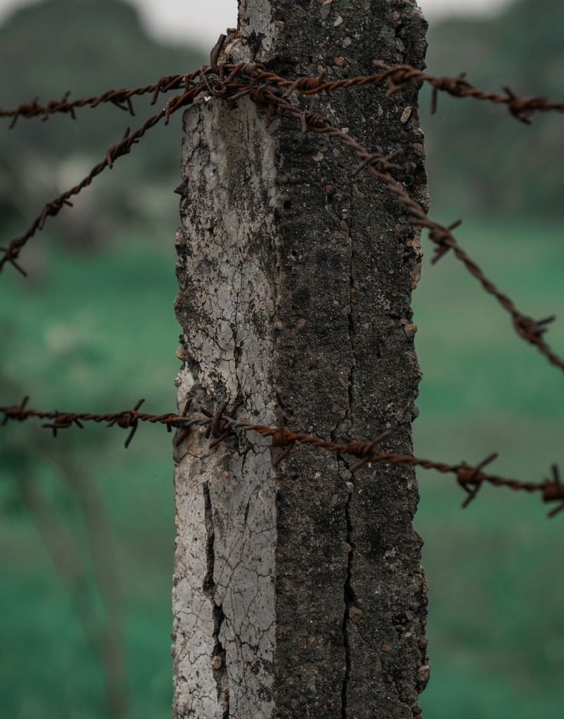 Broken Pole with rust wire - PixaHive