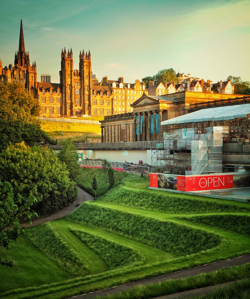 Edinburgh Museum with garden - PixaHive