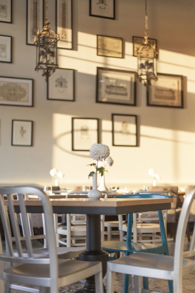 Empty Restaurant Table - PixaHive