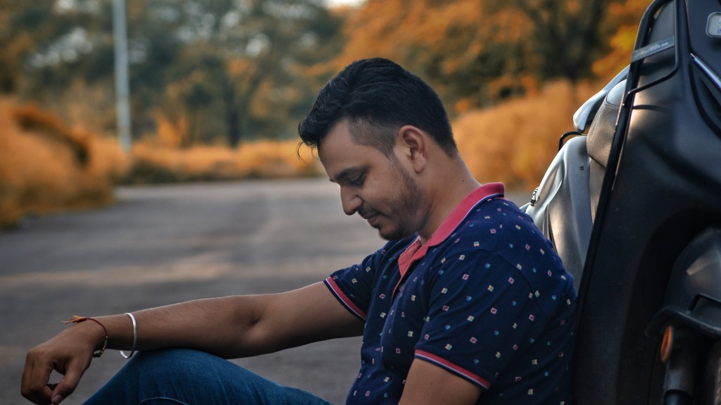 Guy sitting on road - PixaHive