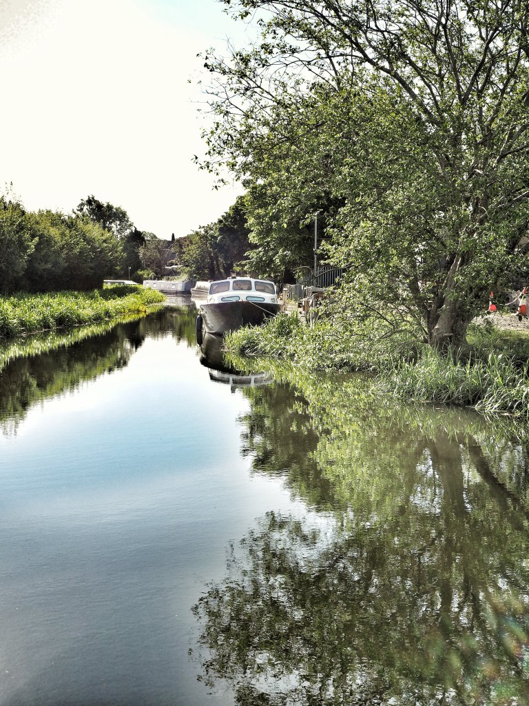 Lake side walk - PixaHive