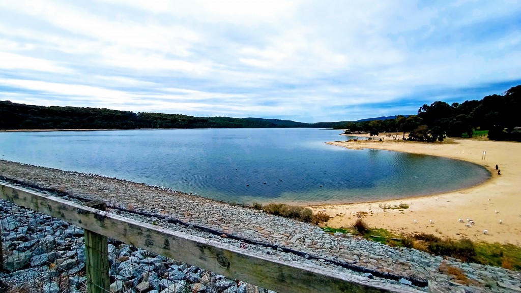 Lakeside Landscape - PixaHive