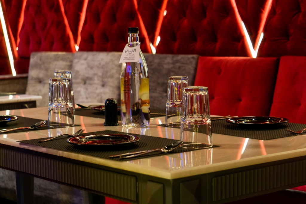 an empty restaurant table - PixaHive