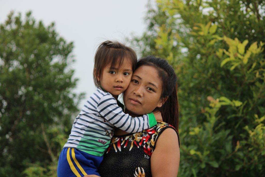 A lady with her daughter - PixaHive