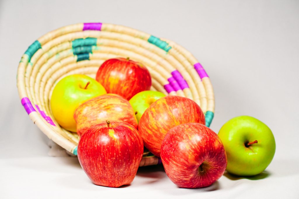 Apples falling from a basket - PixaHive