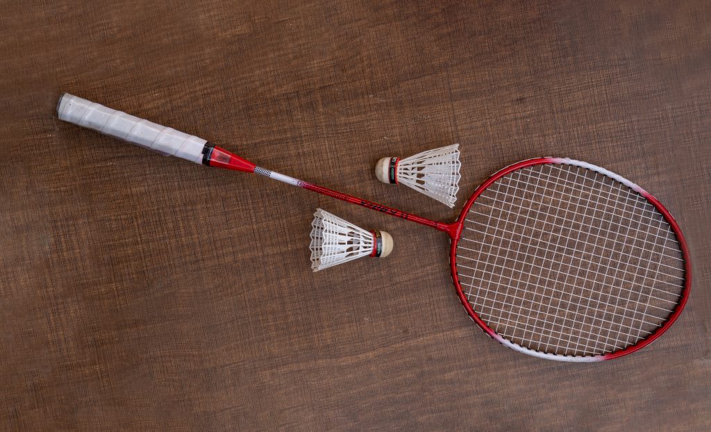 Badminton racket and two shuttlecocks - PixaHive