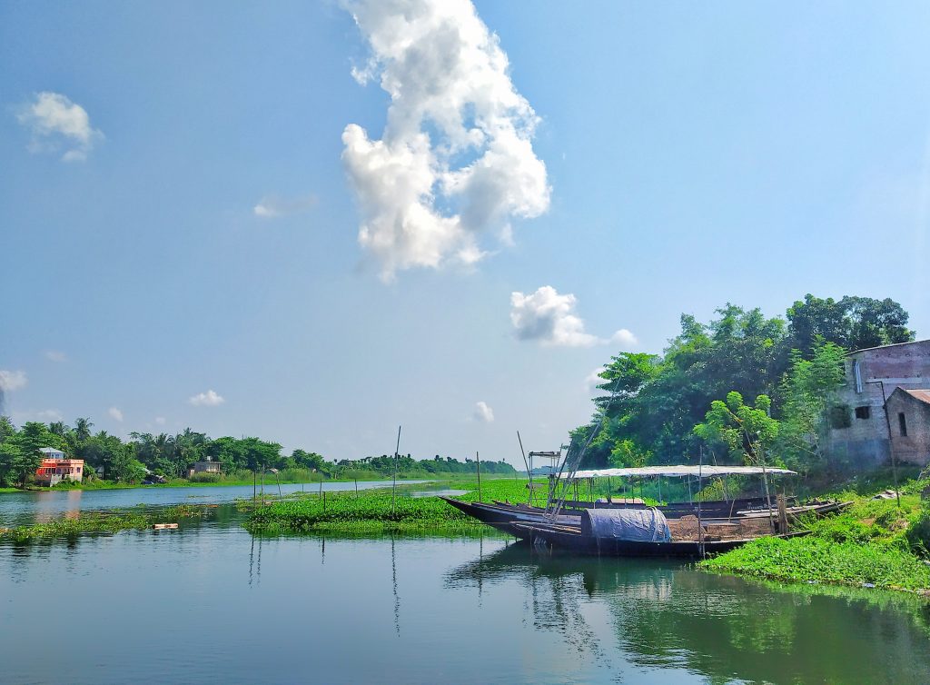 Boat on the Side of a River - PixaHive