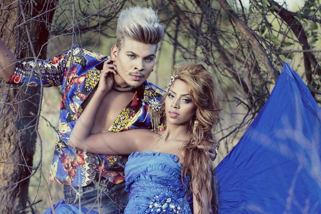 Couple pose - PixaHive