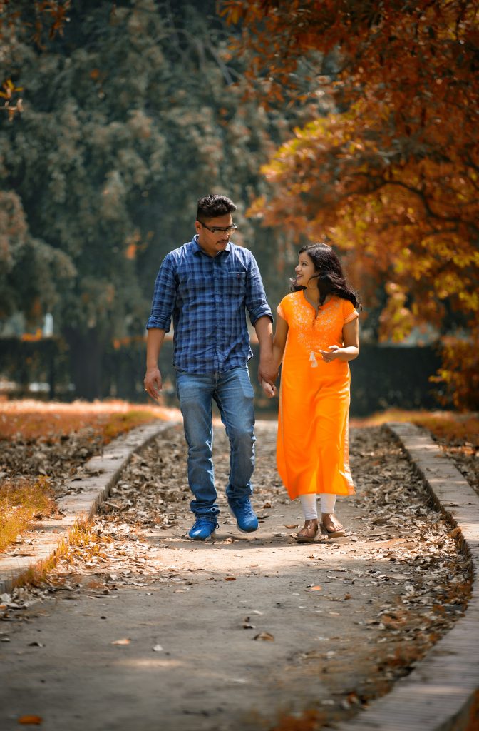 Couple walking - PixaHive