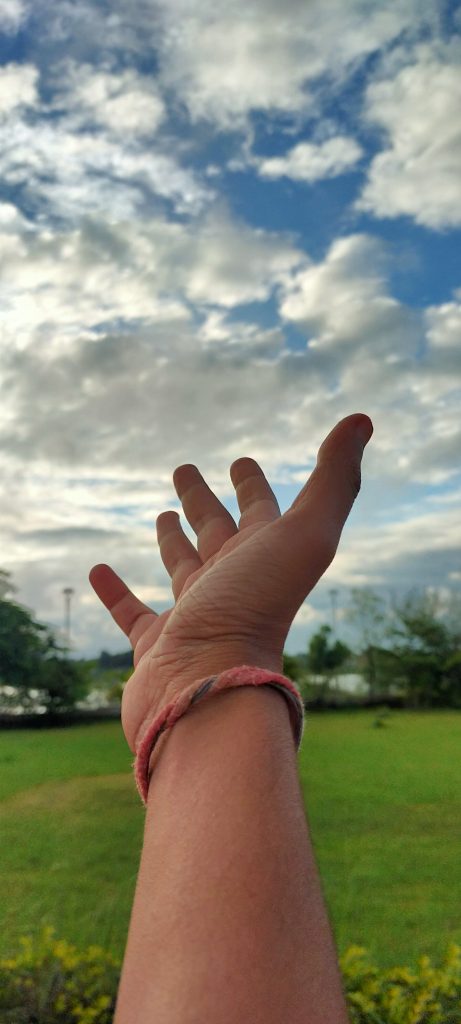 Hand and sky - PixaHive