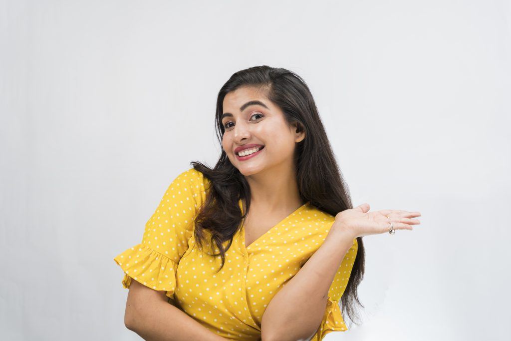 Happy indian girl showing hand - PixaHive