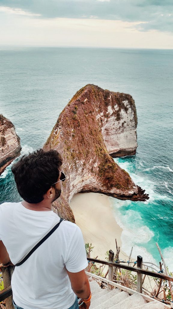 Man overlooking the ocean - PixaHive
