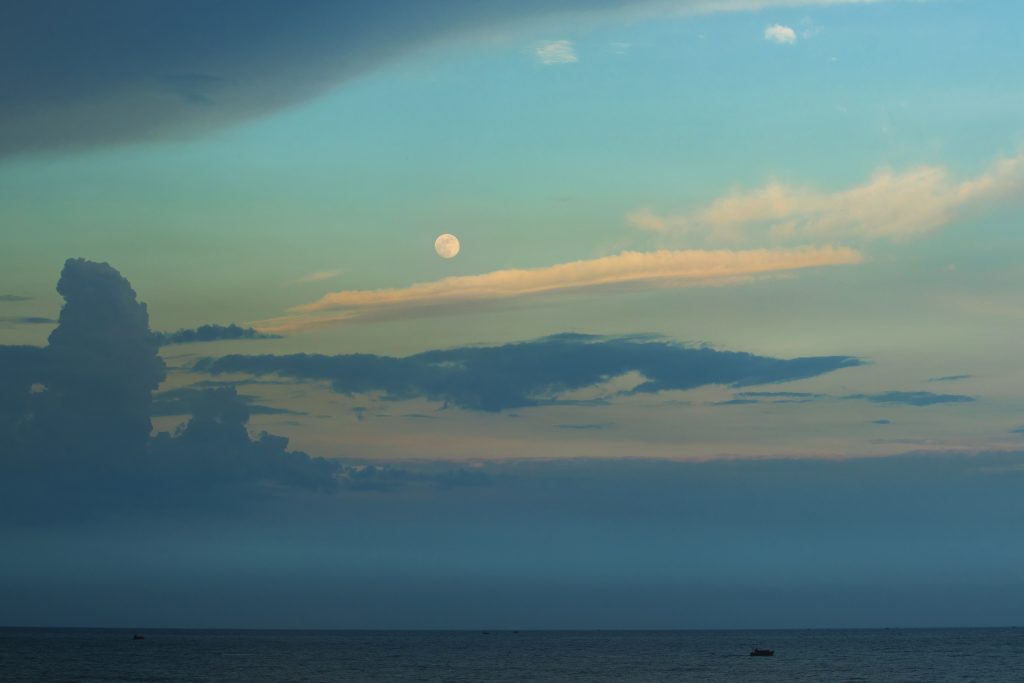 Moon rise over the sea - PixaHive