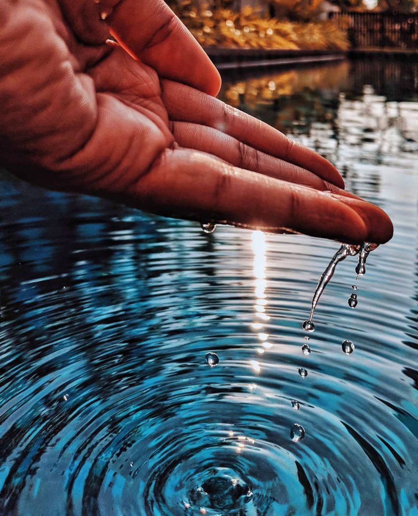 Pouring Hand on Focus - PixaHive