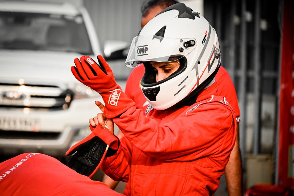 Rider getting ready for race - PixaHive