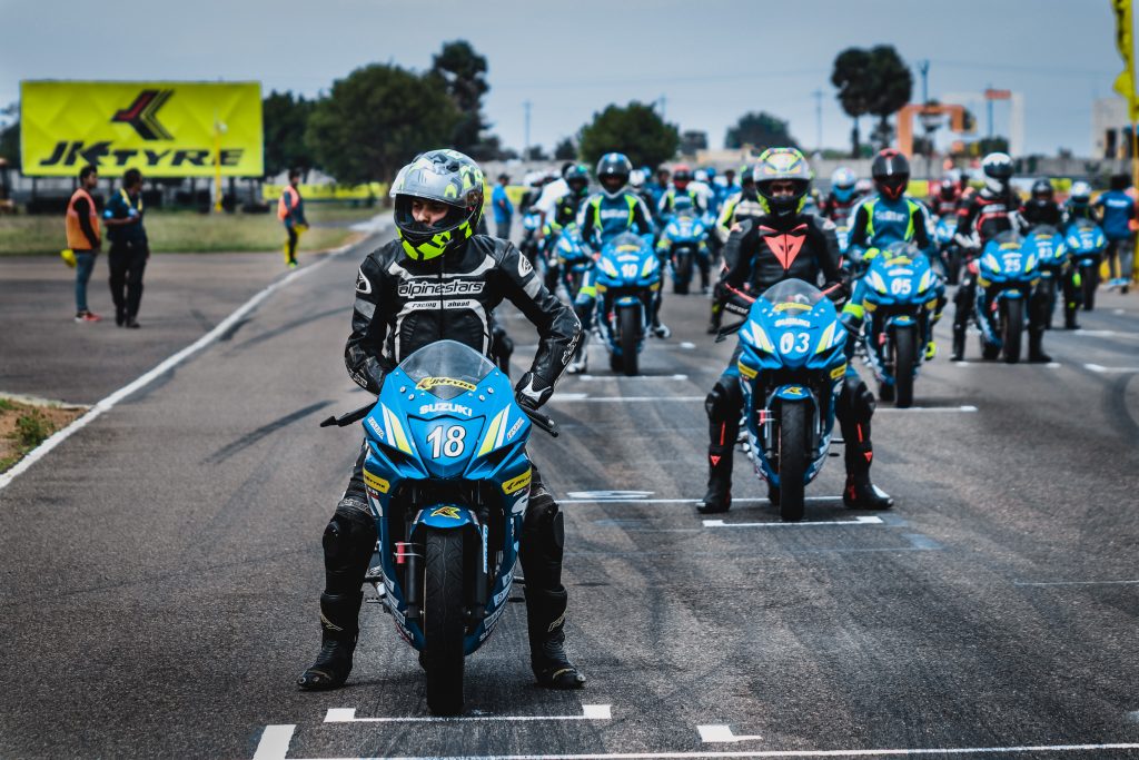 Riders getting ready for race - PixaHive