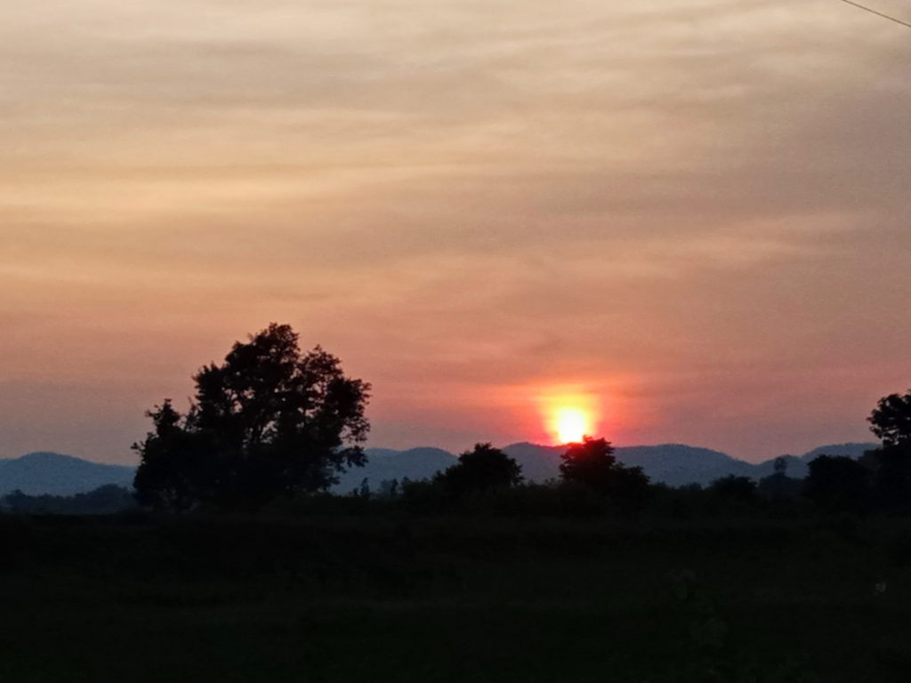 Sunset through mountains - PixaHive