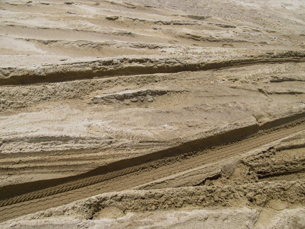 Tyre marks on sand - PixaHive