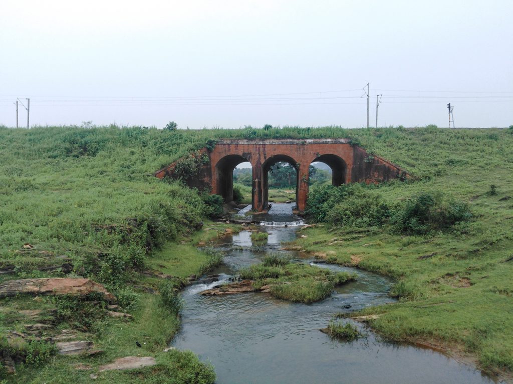 Water flowing under an arch bridge - PixaHive