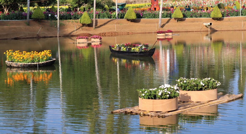 flower boat on the River - PixaHive