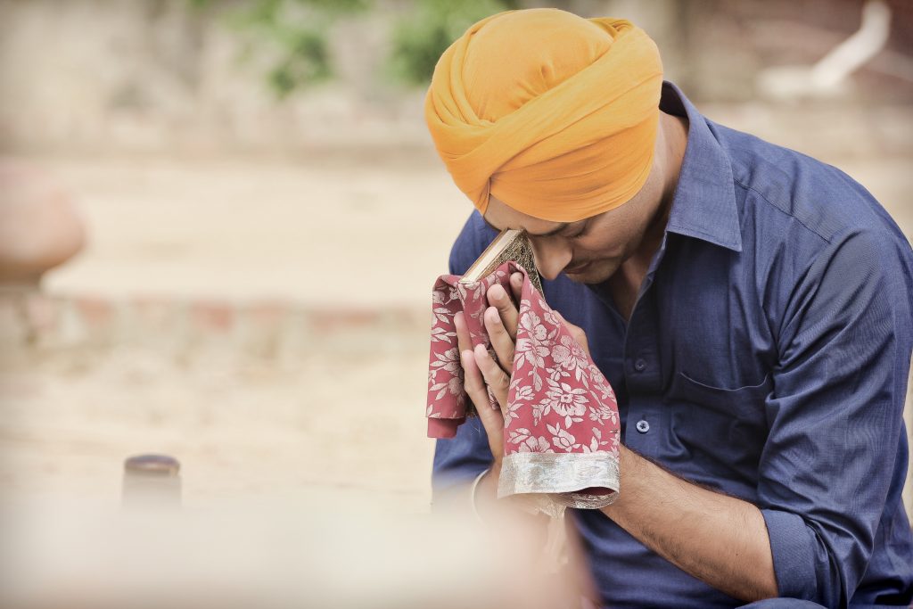 A Sikh boy praying - PixaHive