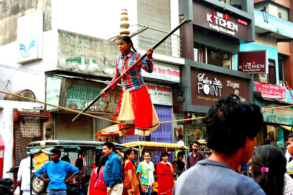 A girl balancing on the rope,Varanasi Uttarpradesh Ind - PixaHive