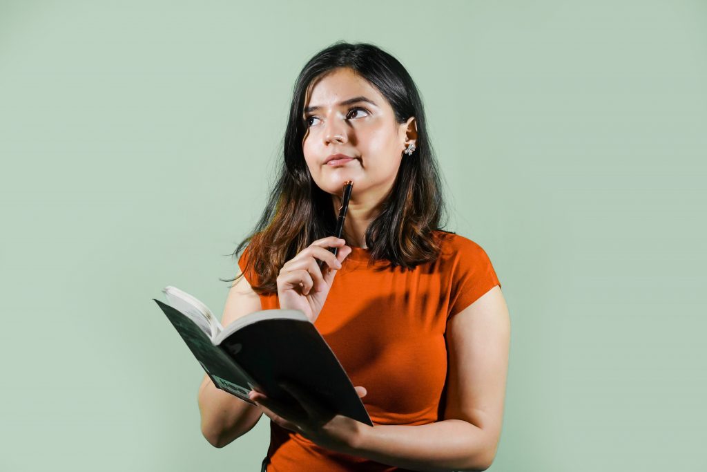 A girl studying - PixaHive