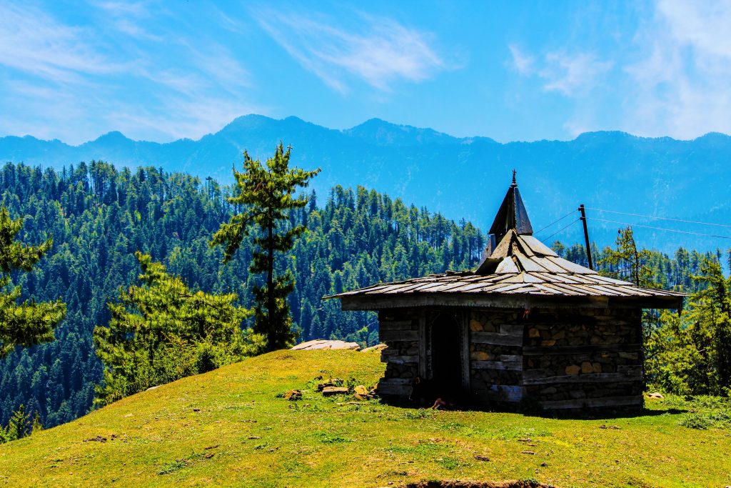 A hut on a mountain top - PixaHive