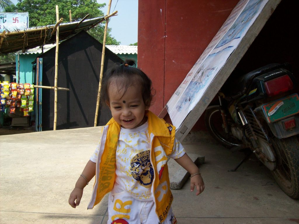 A kid walking - PixaHive