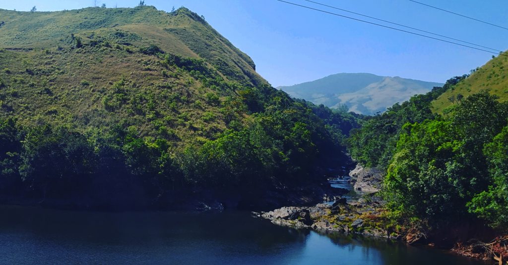 A river under mountains - PixaHive