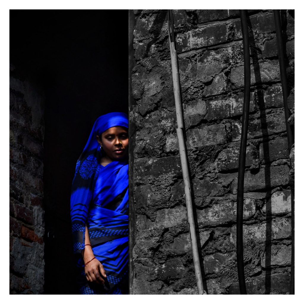 A woman behind a wall - PixaHive