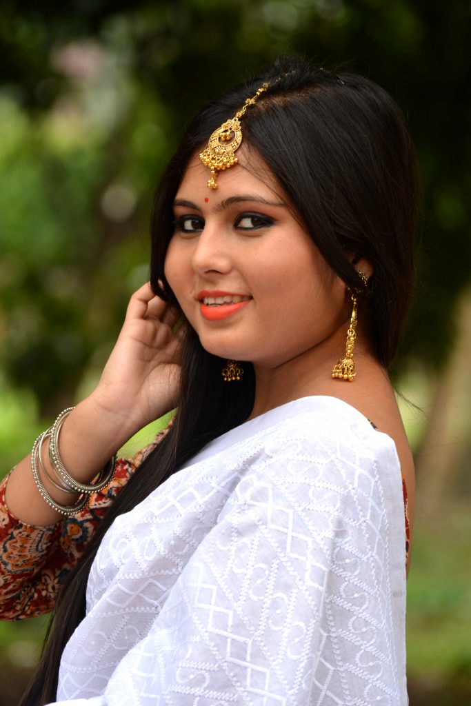 An Indian woman in traditional dress - PixaHive