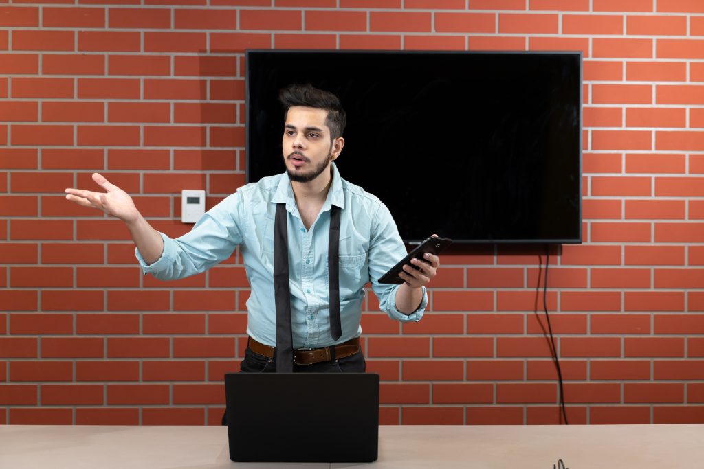 An annoyed boss explaining - PixaHive