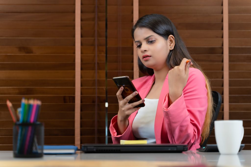 Businesswoman using phone - PixaHive