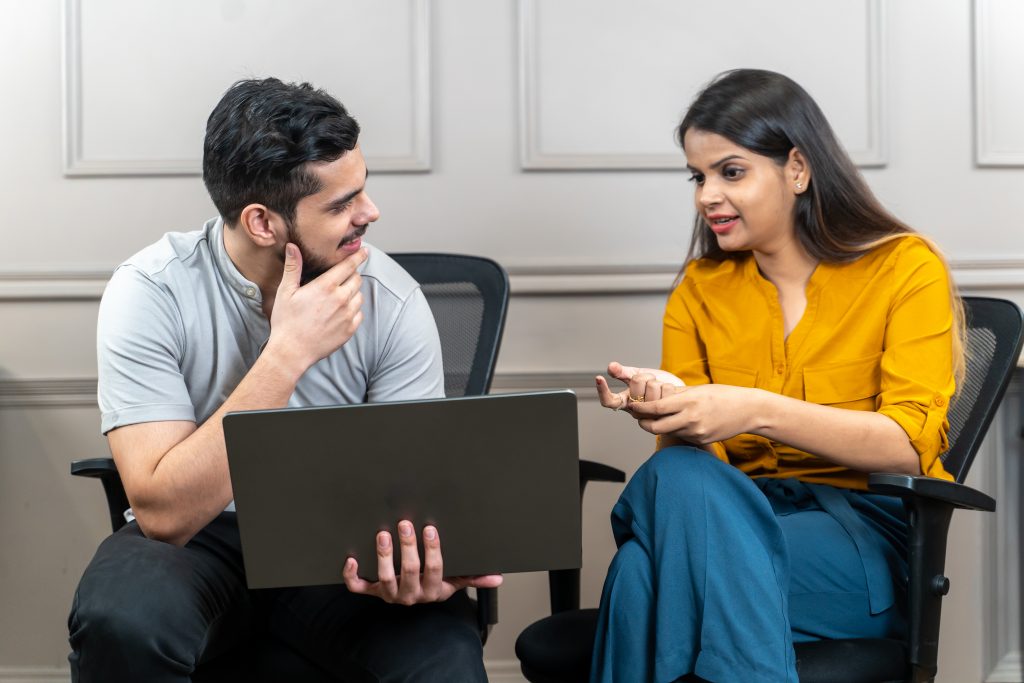 Colleagues discussing work - PixaHive