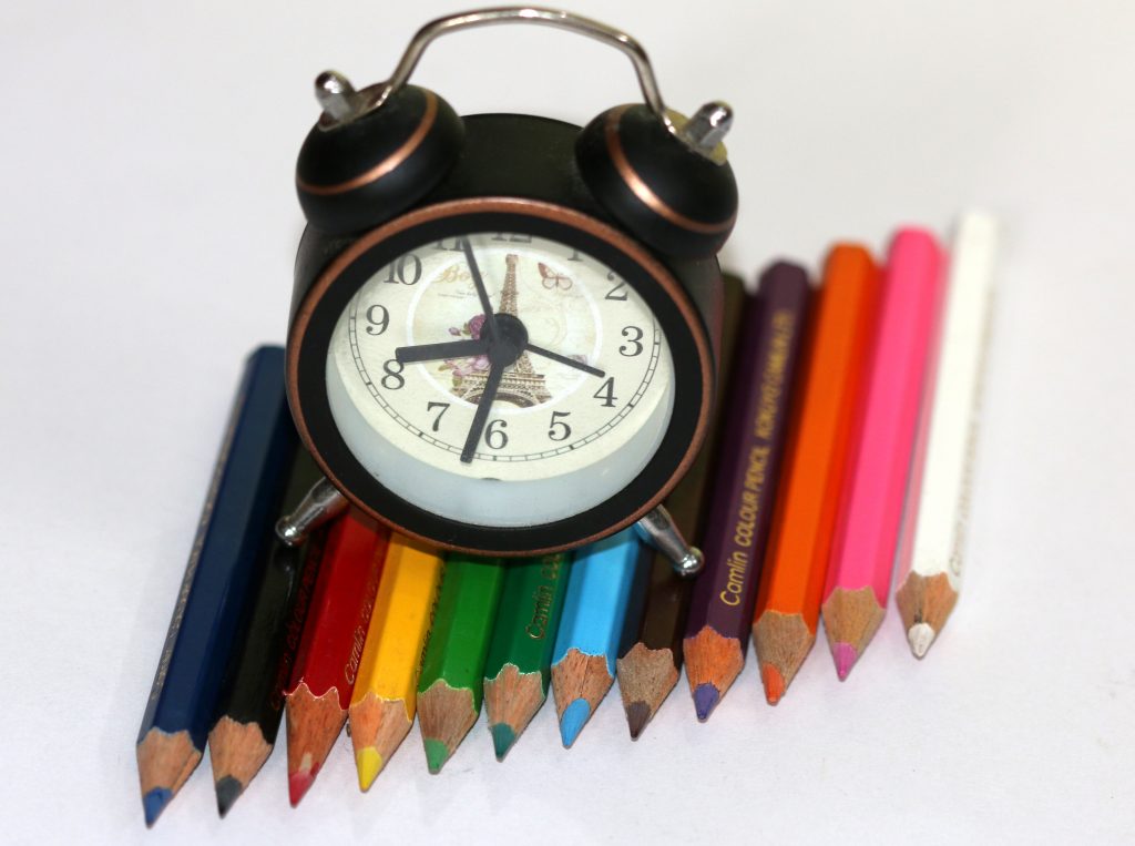 Coloured pencil and clock - PixaHive