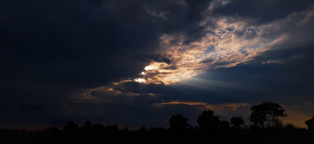 Dark sky and sun Rey’s. - PixaHive