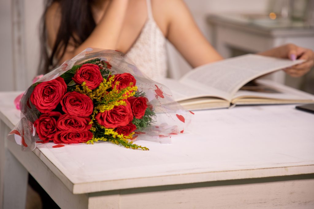 Flowers lying on table - PixaHive