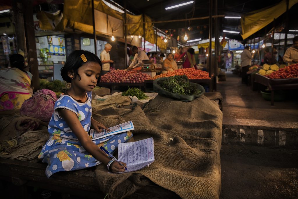 Girl studying - PixaHive