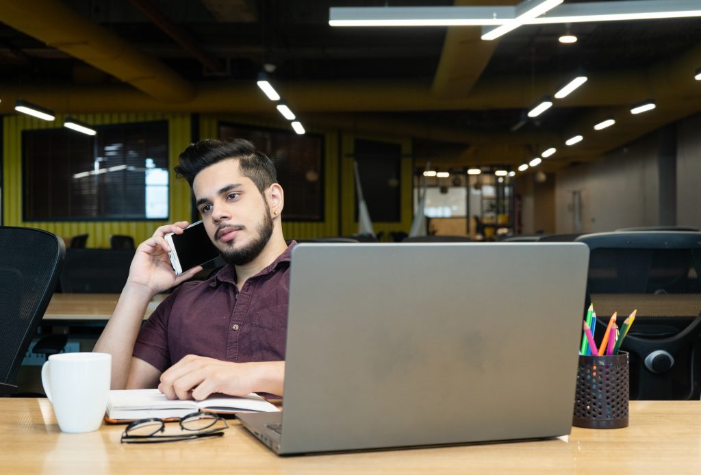 Happy manager on call - PixaHive