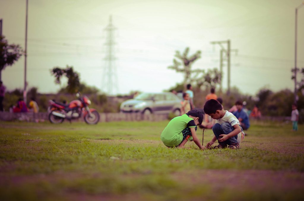Kid playing in ground - PixaHive