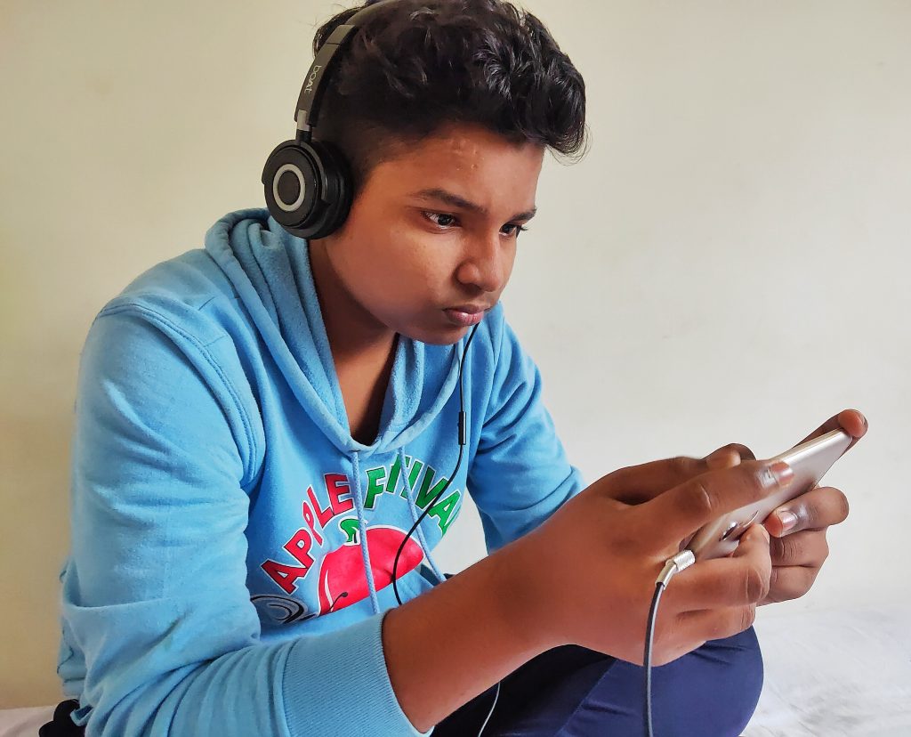 Person playing game on mobile - PixaHive