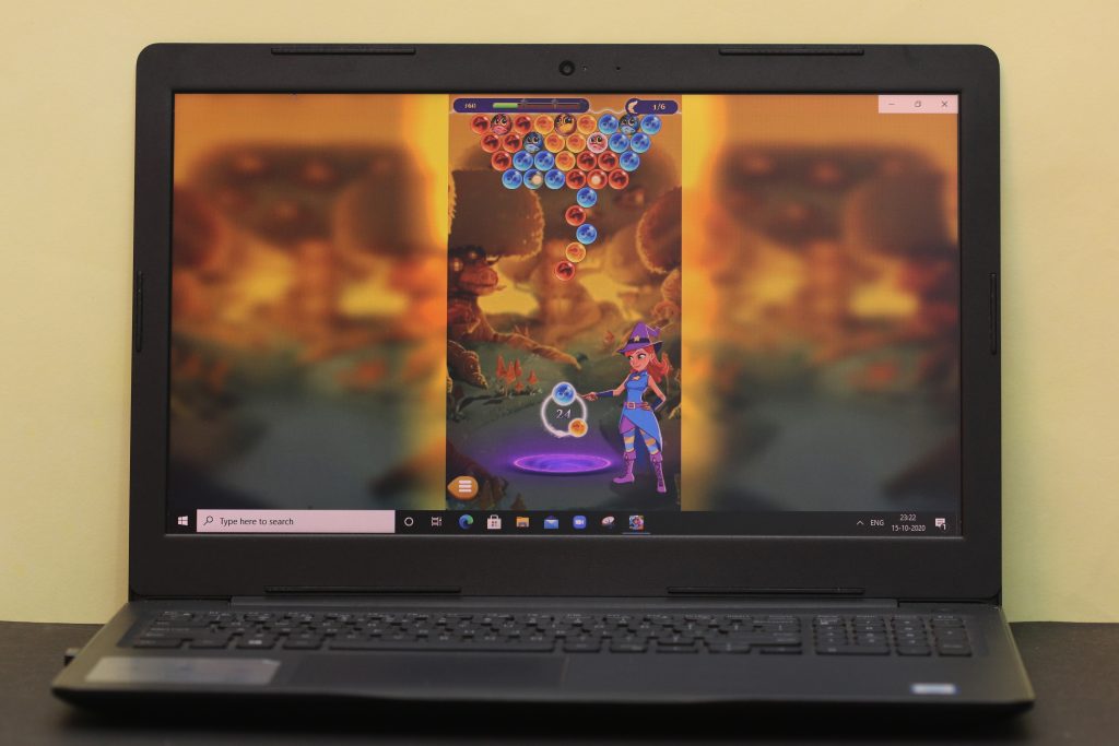 Playing video game on laptop - PixaHive