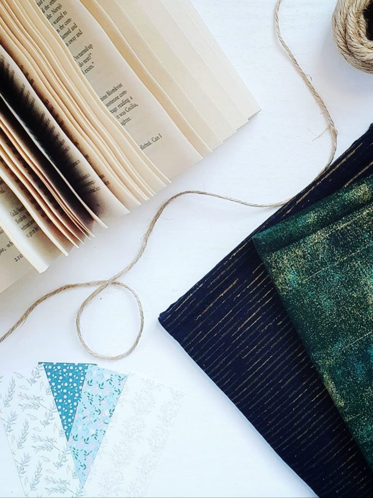 Things on a table - PixaHive