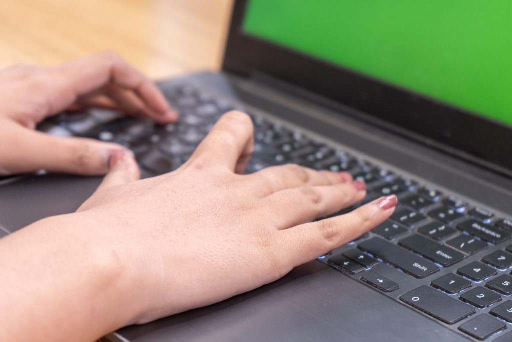 Typing on a laptop keyboard - PixaHive