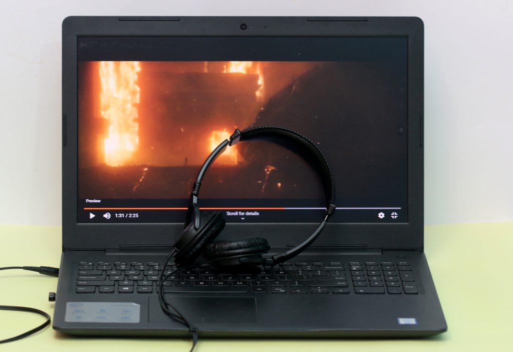 Watching a movie in laptop - PixaHive
