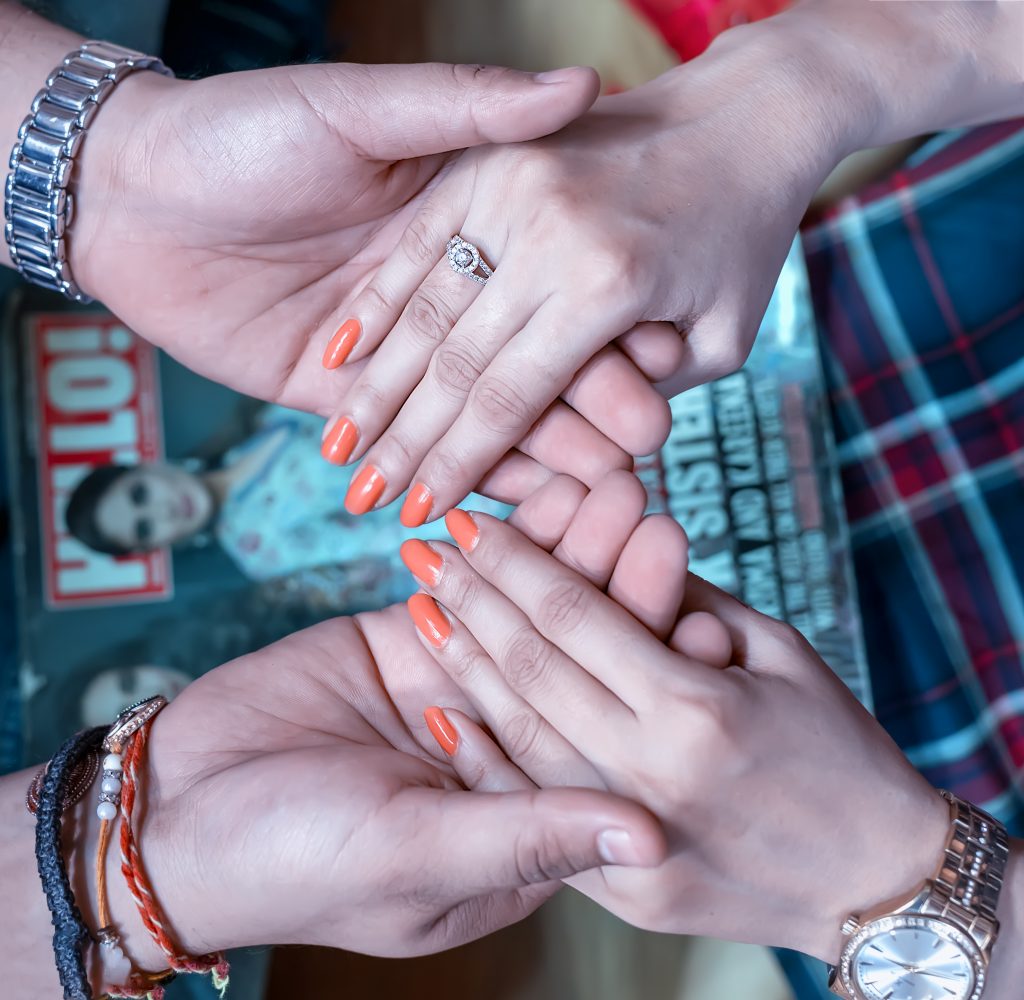 couple holding hands - PixaHive