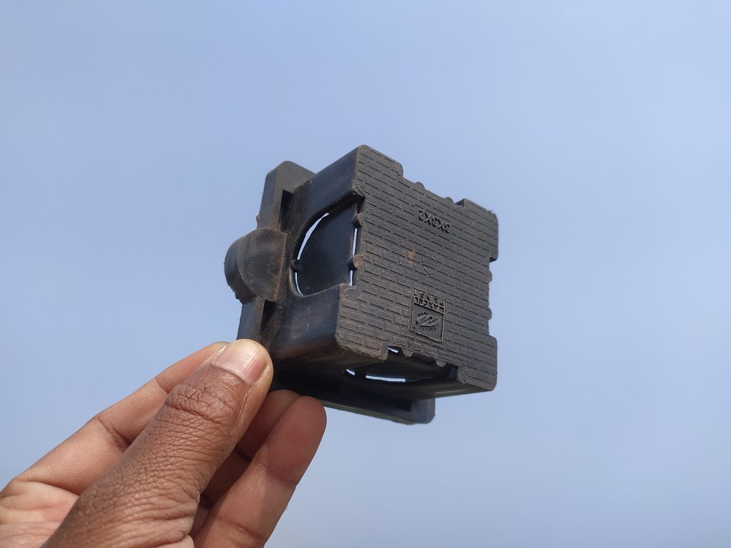 A plastic box in hand - PixaHive